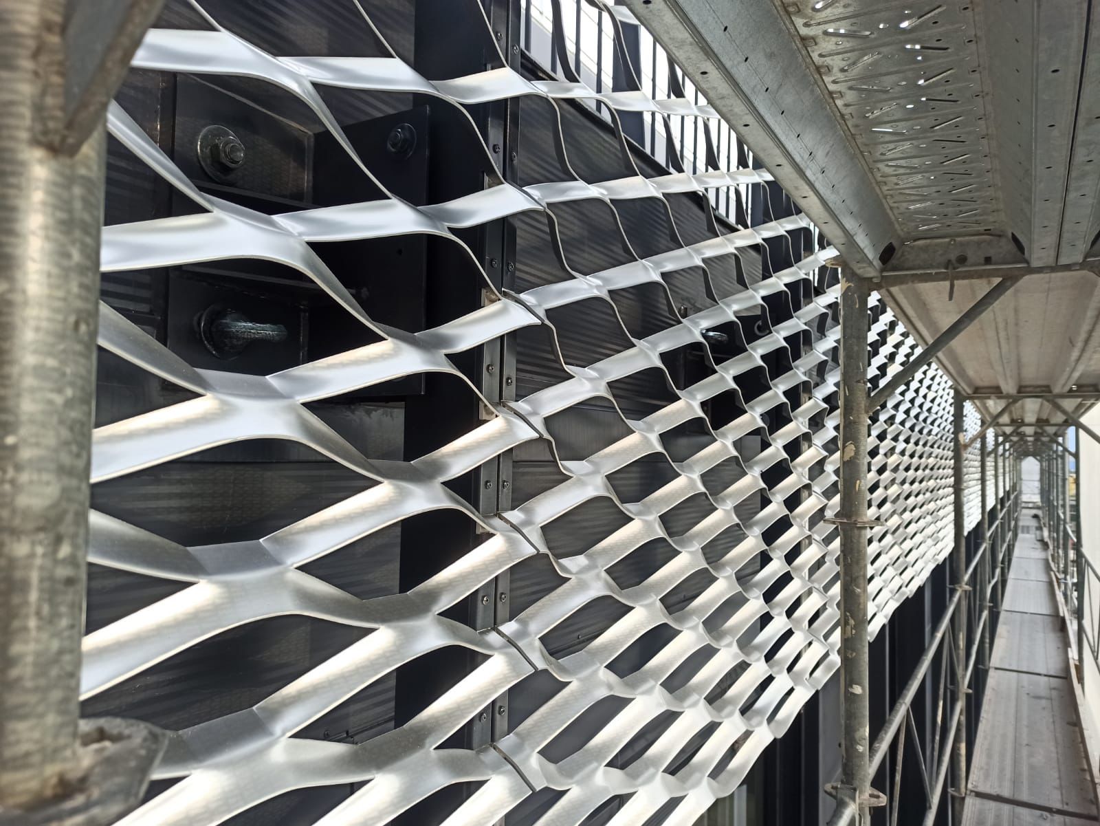 La pose en façade du métal déployé - Les Cabinotiers